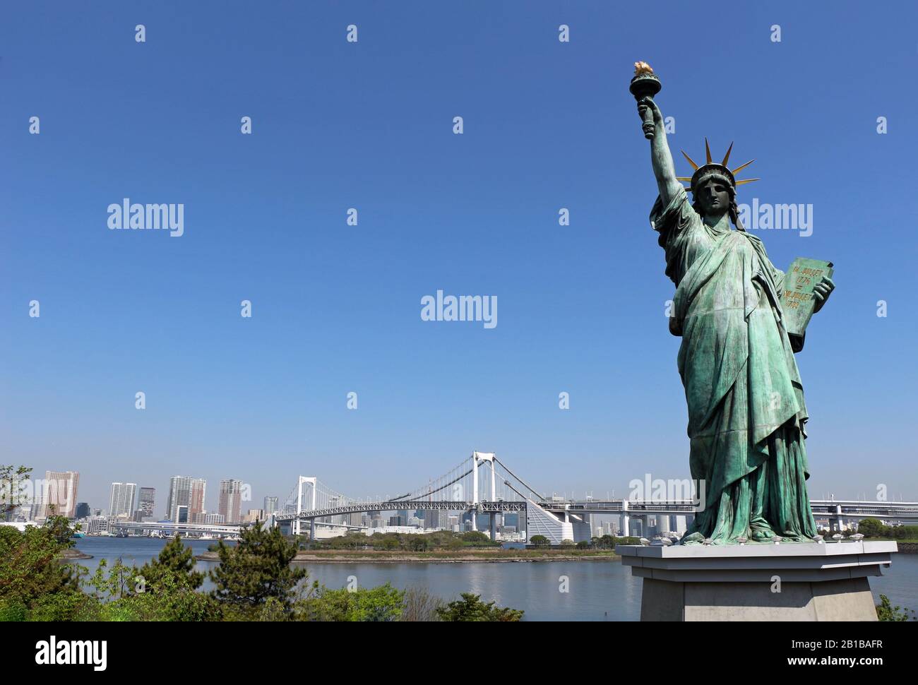 Statue of Liberty and the Rainbow Bridge in Odaiba, Tokyo travel Stock ...