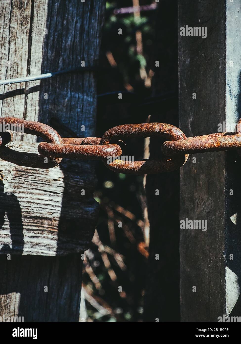detail of an old chain closing some wooden doors Stock Photo - Alamy