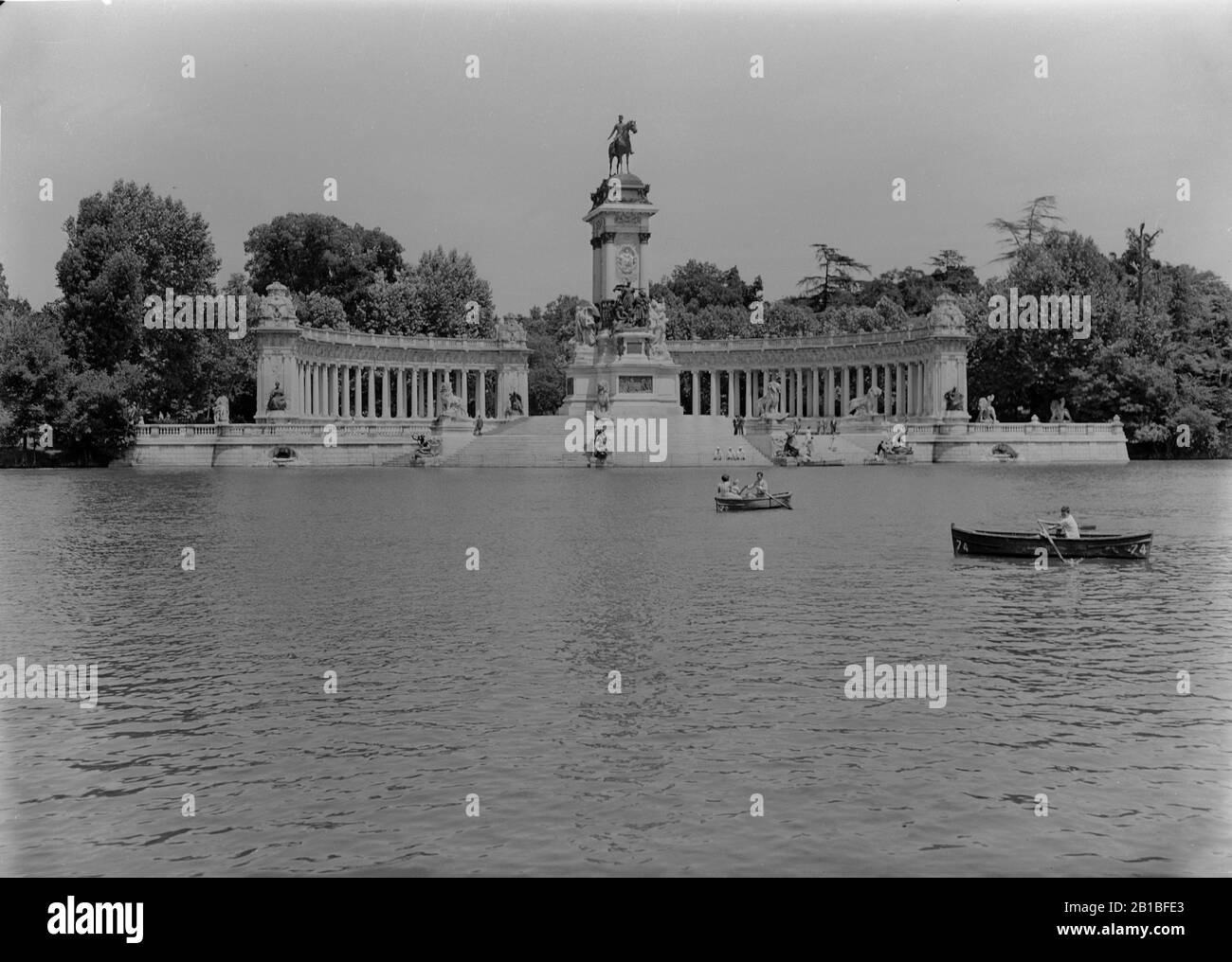 MONUMENTO A ALFONSO XII - 1922 - ESCULTURAS DE MARIANO BENLLIURE, CLARA ...