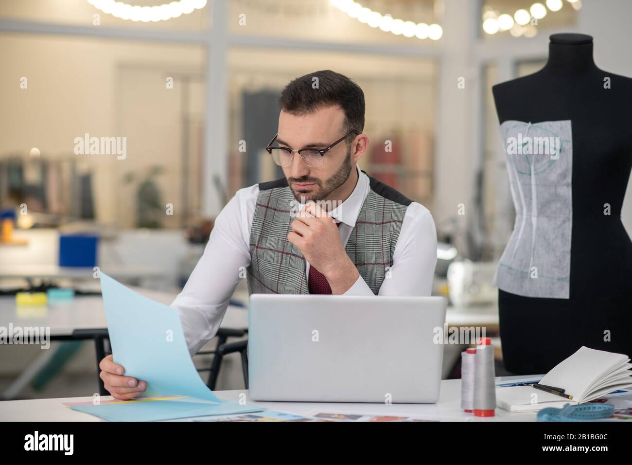 Propping chin with hand hi-res stock photography and images - Alamy