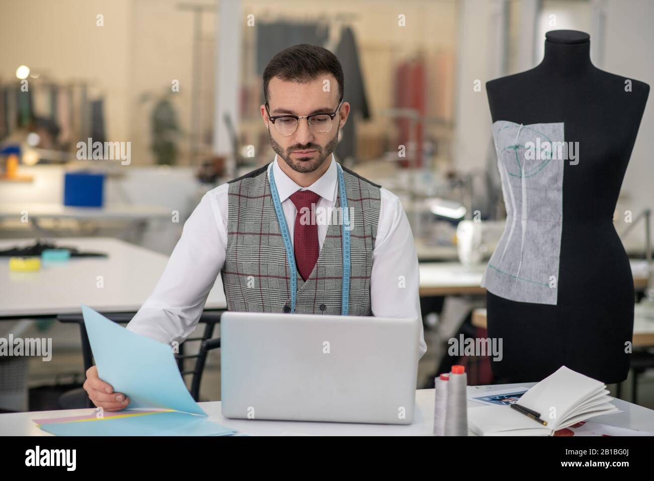 Tailor sitting hi-res stock photography and images - Alamy