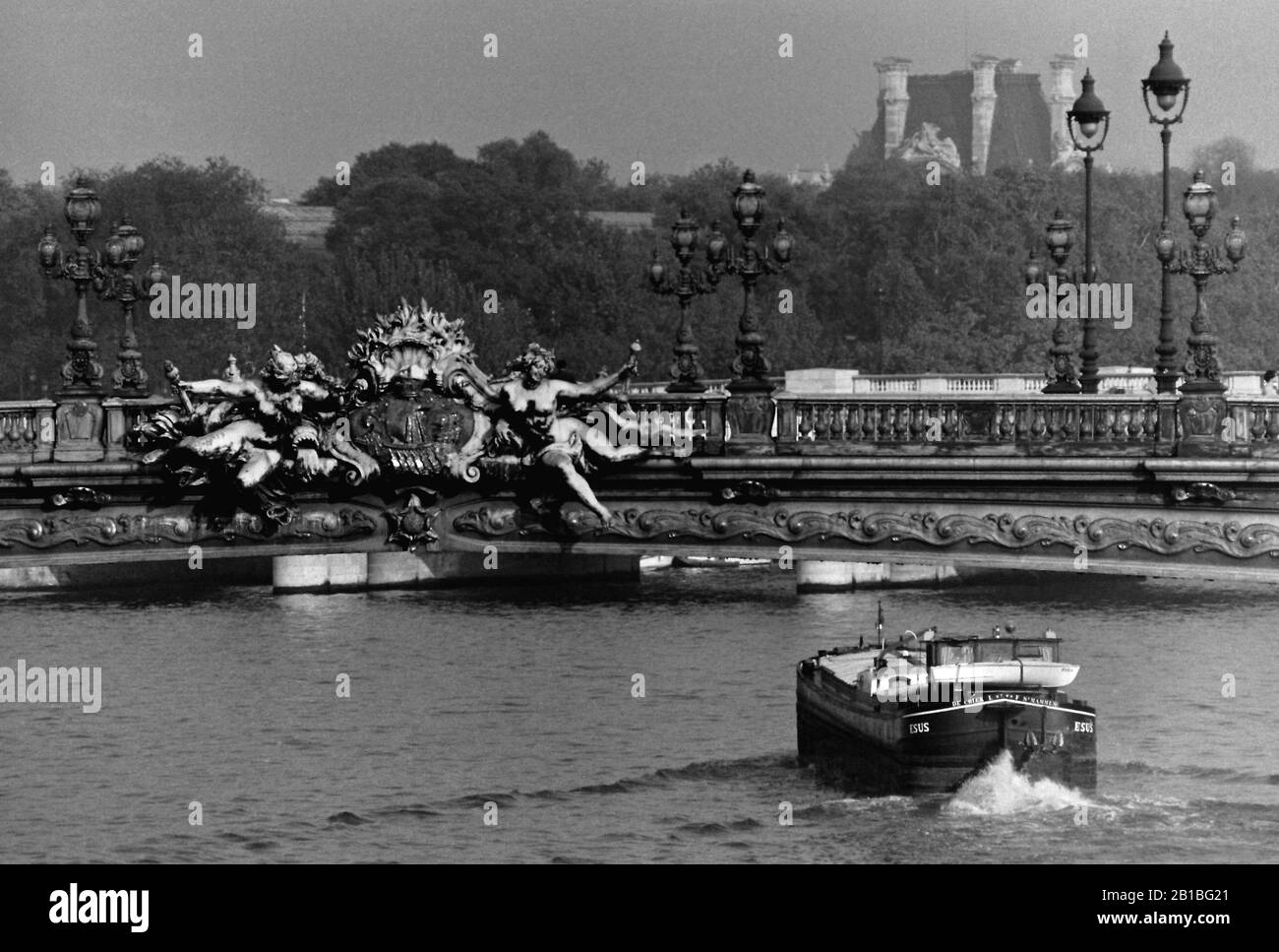 Under bridges of paris hi-res stock photography and images - Alamy