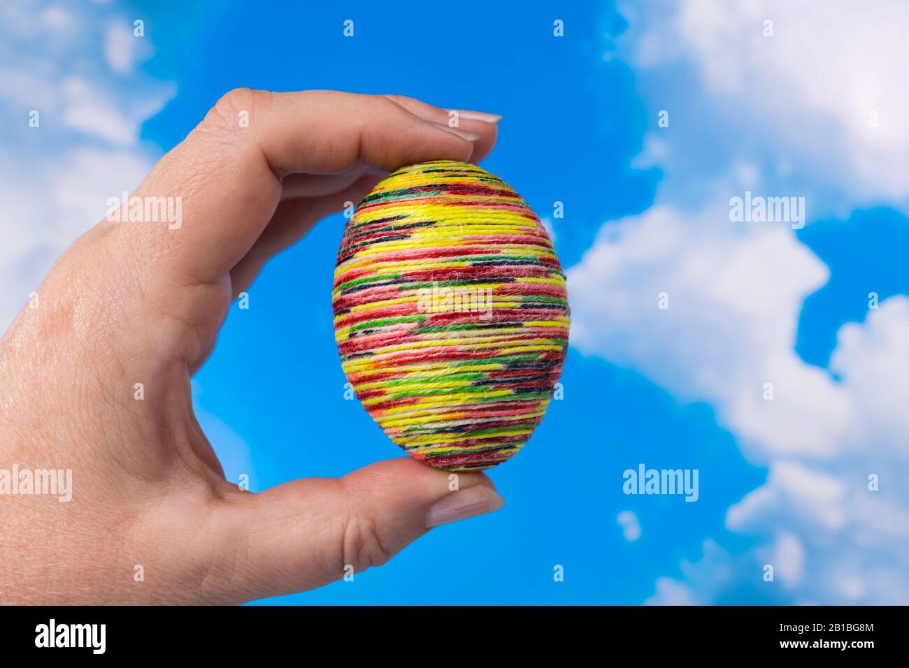 Yellow human hand easter egg hi-res stock photography and images - Alamy