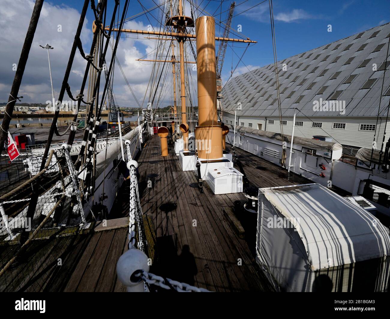 Ship floating on river near hi-res stock photography and images - Alamy