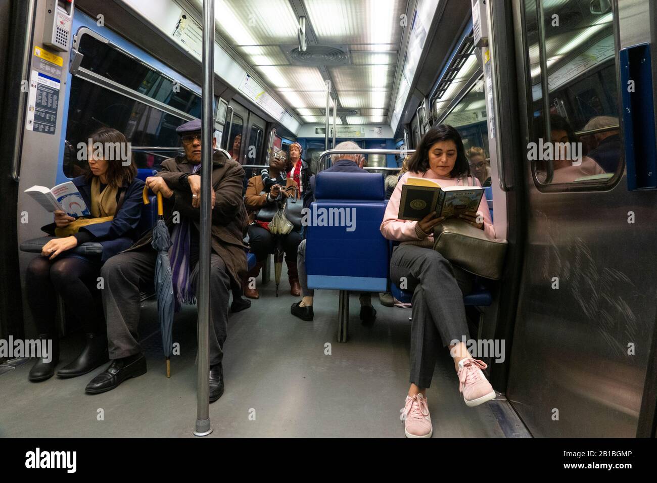 Paris France metro station train Stock Photo - Alamy