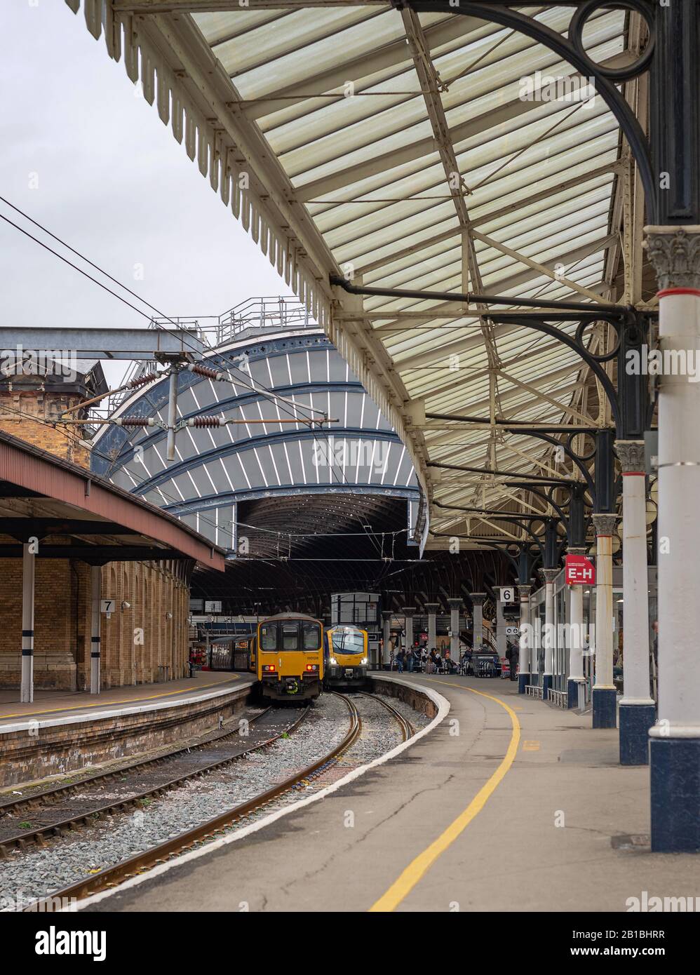 Curved glass canopy hi-res stock photography and images - Alamy