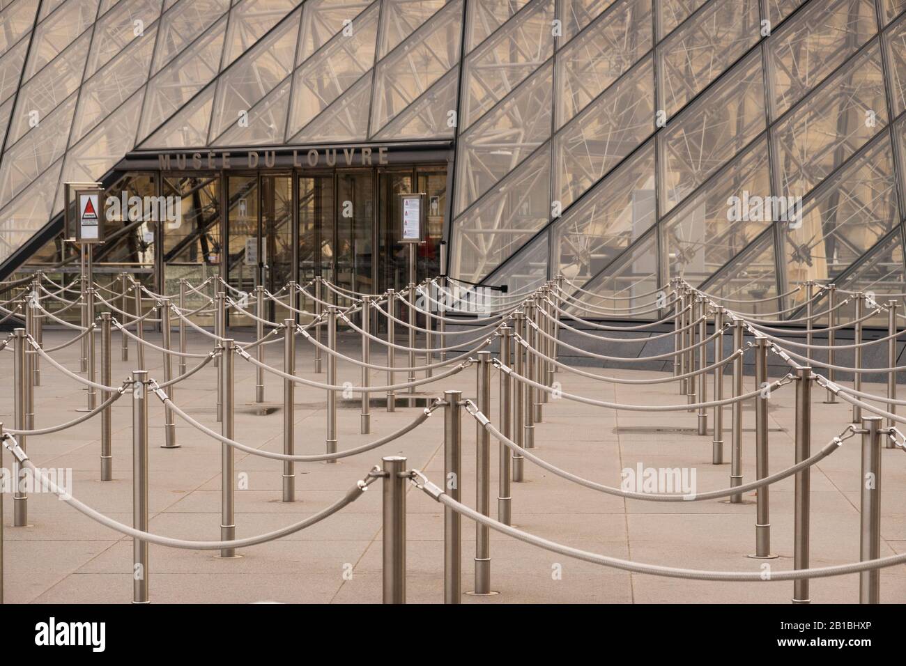 Louvre museum entrance sign paris hi-res stock photography and images ...