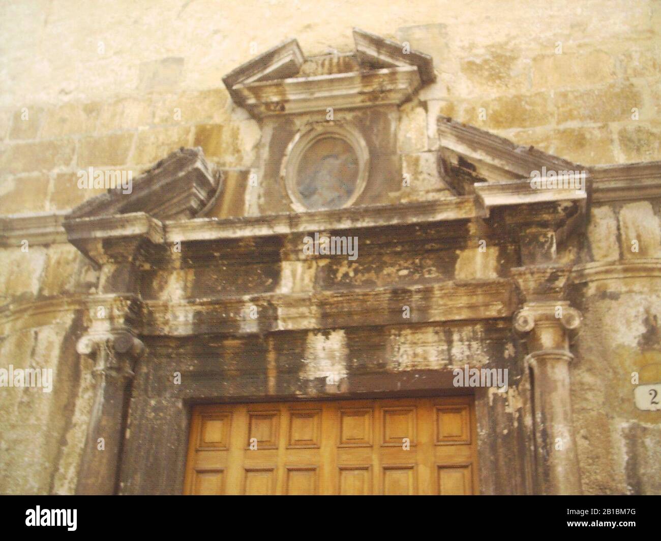 Frontone del portale d'accesso chiesa San Rocco e Carmelo (Scanno Stock ...