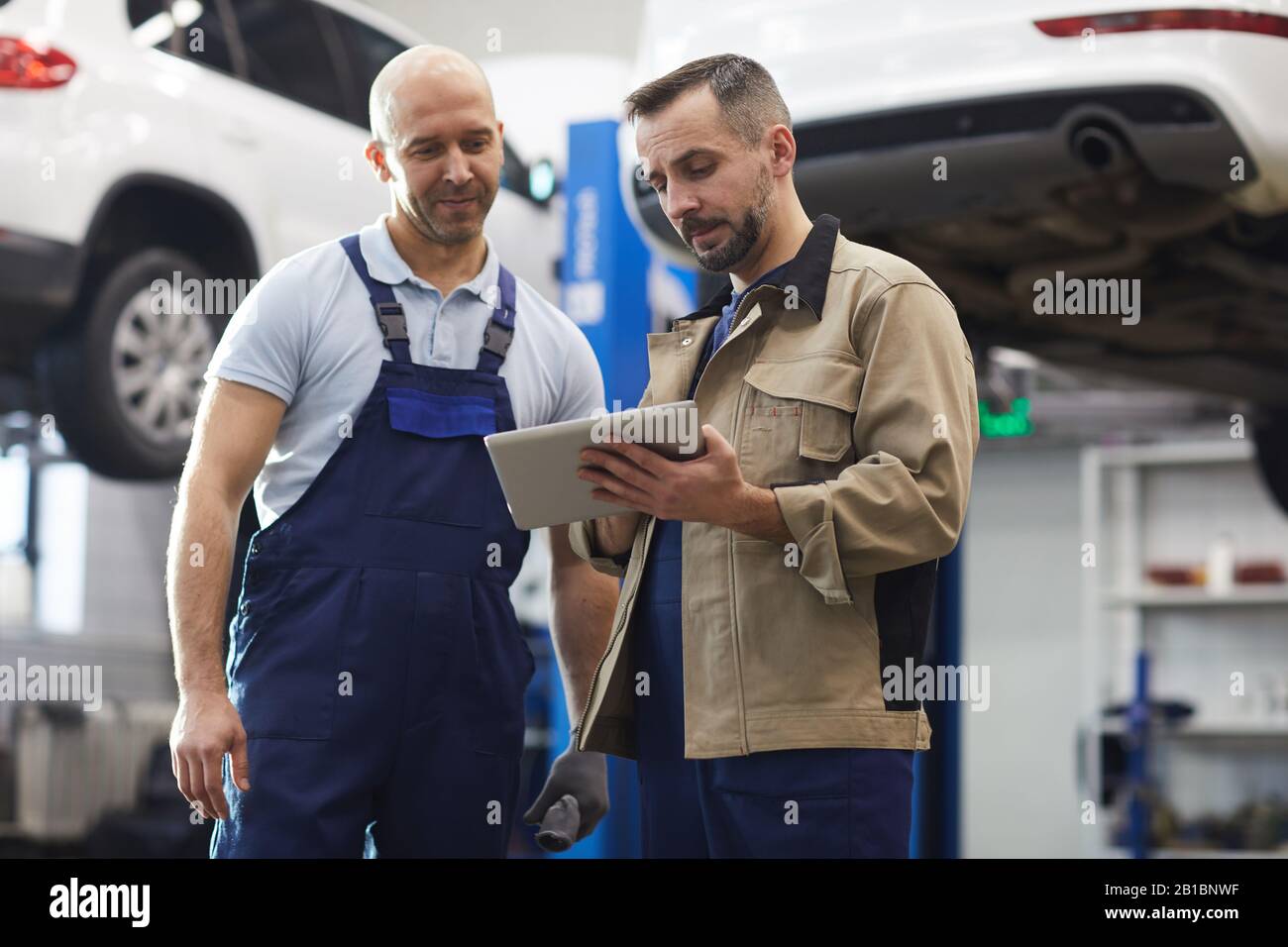Mechanic garage tablet hi-res stock photography and images - Alamy