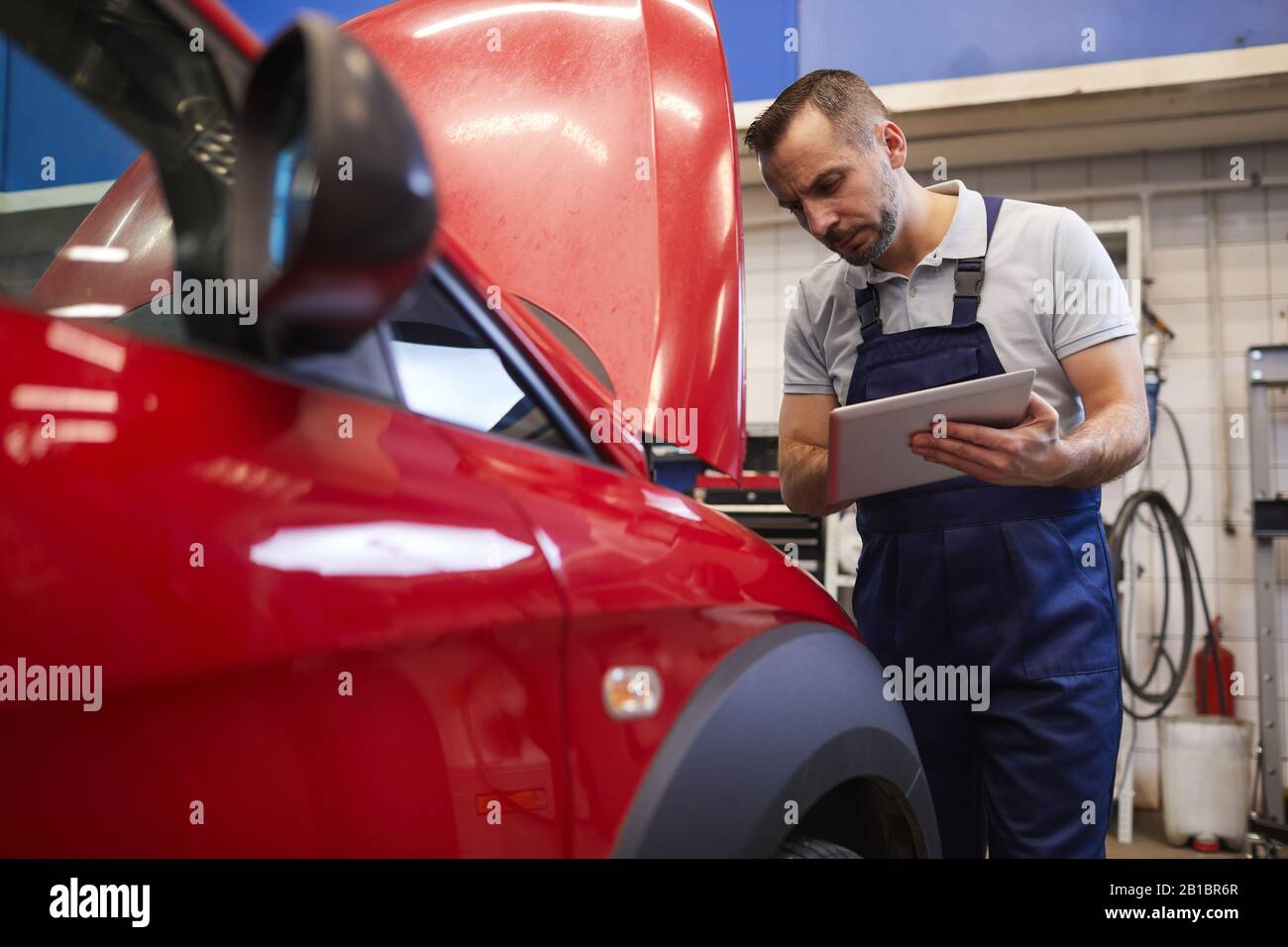 Mechanic garage tablet hi-res stock photography and images - Alamy