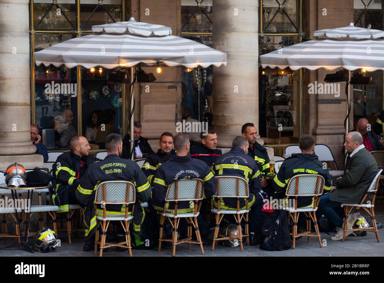 Firefighters of paris hi-res stock photography and images - Alamy