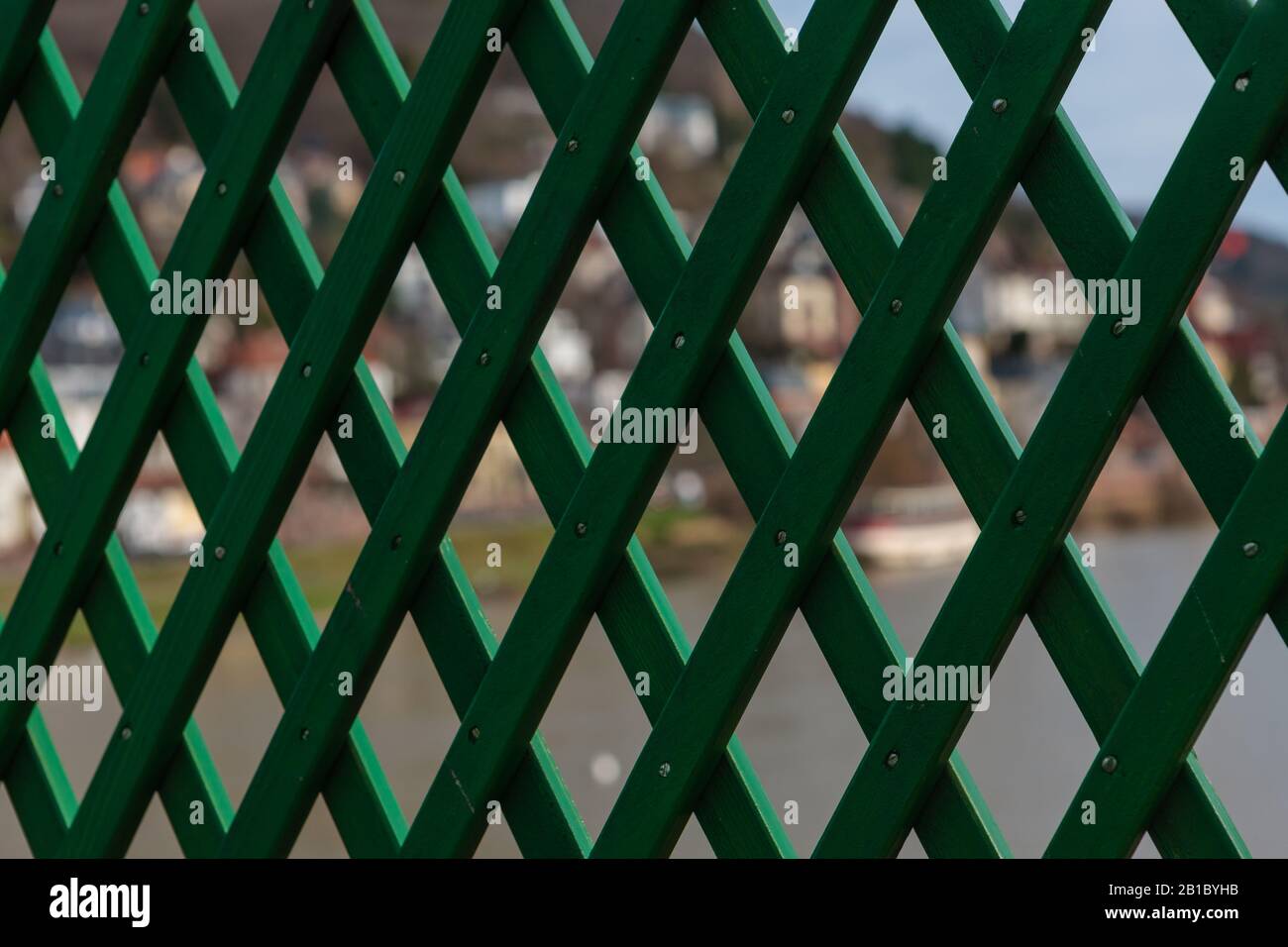 Green fence hi-res stock photography and images - Alamy