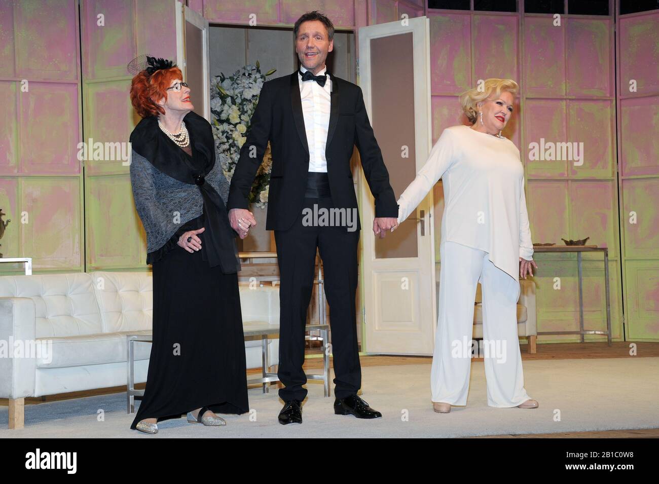 Munich, Germany. 24th Feb, 2020. The actors Viktoria Brams (l-r, Tuppy ...