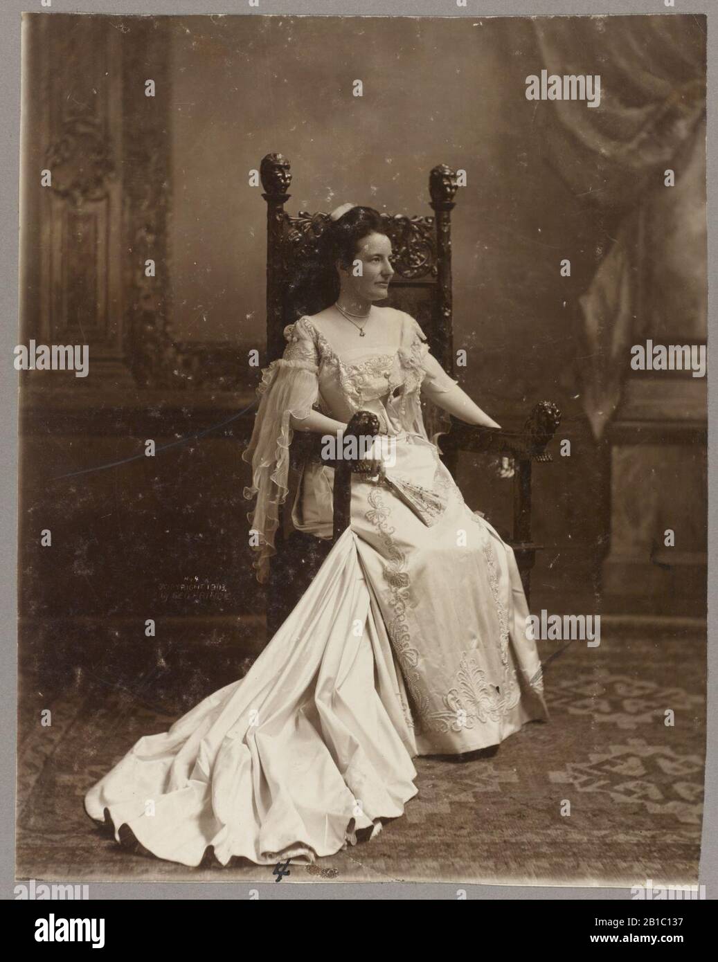 Full length portrait of Mrs. Edith Kermit Carow Roosevelt seated ...