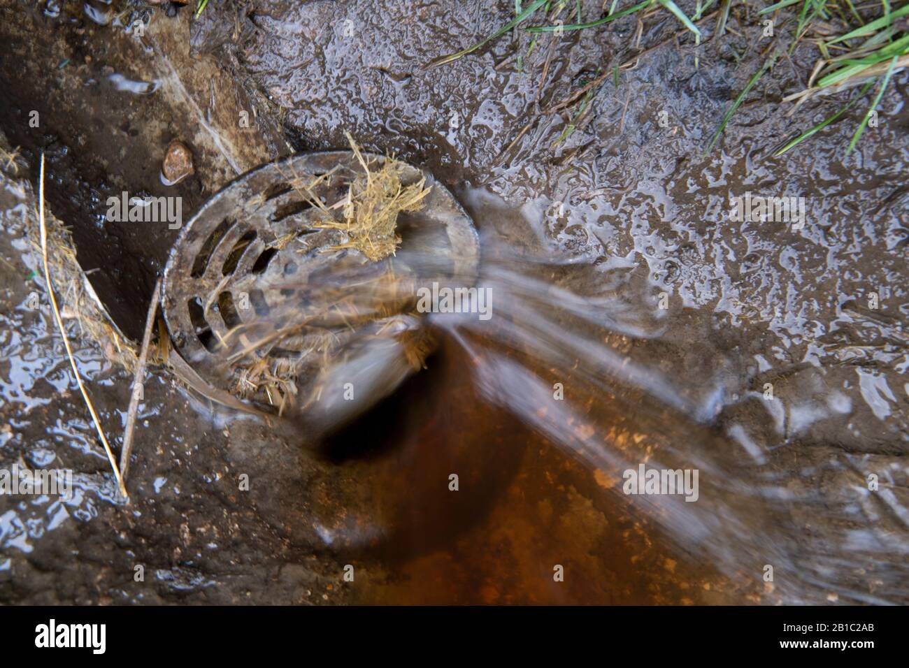 Water running down the gutter hi-res stock photography and images - Alamy