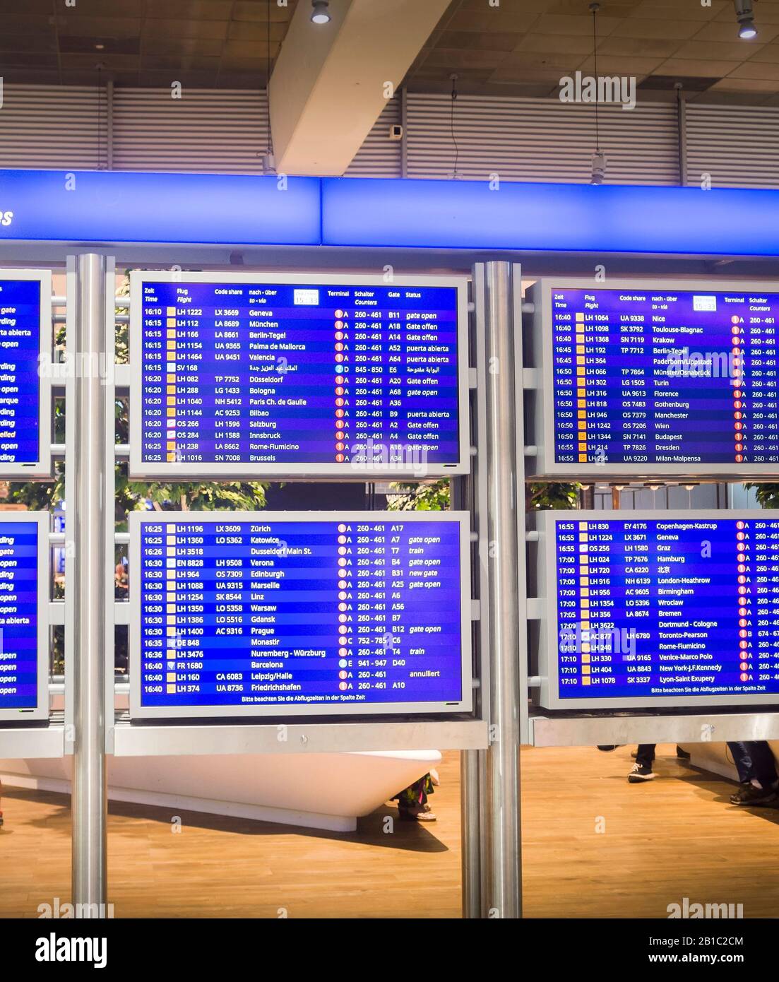 Flight status board hi-res stock photography and images - Alamy
