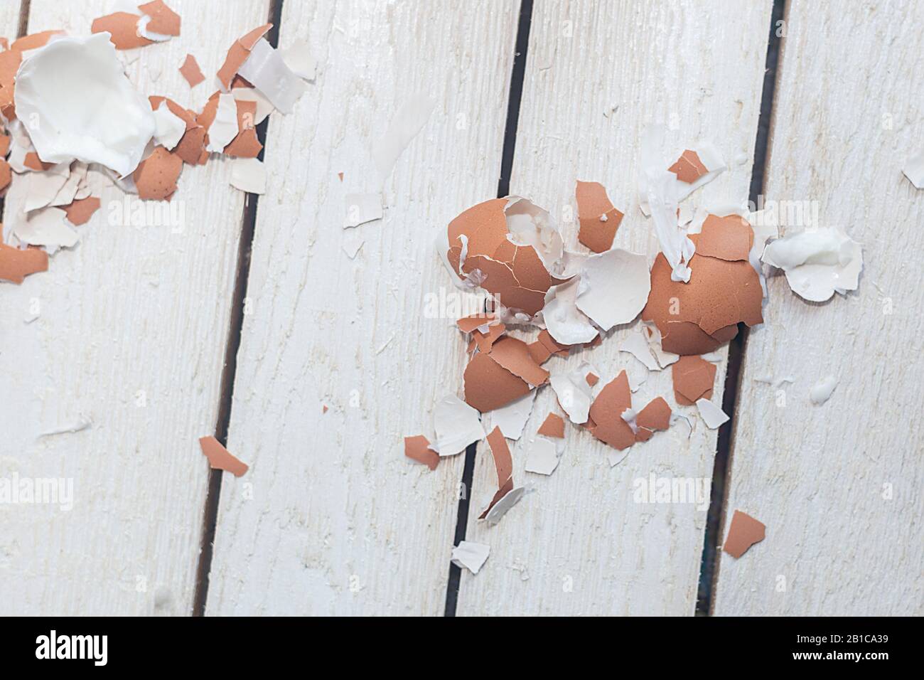 Brown egg shells on wood. Eggshell after cleaning Stock Photo - Alamy