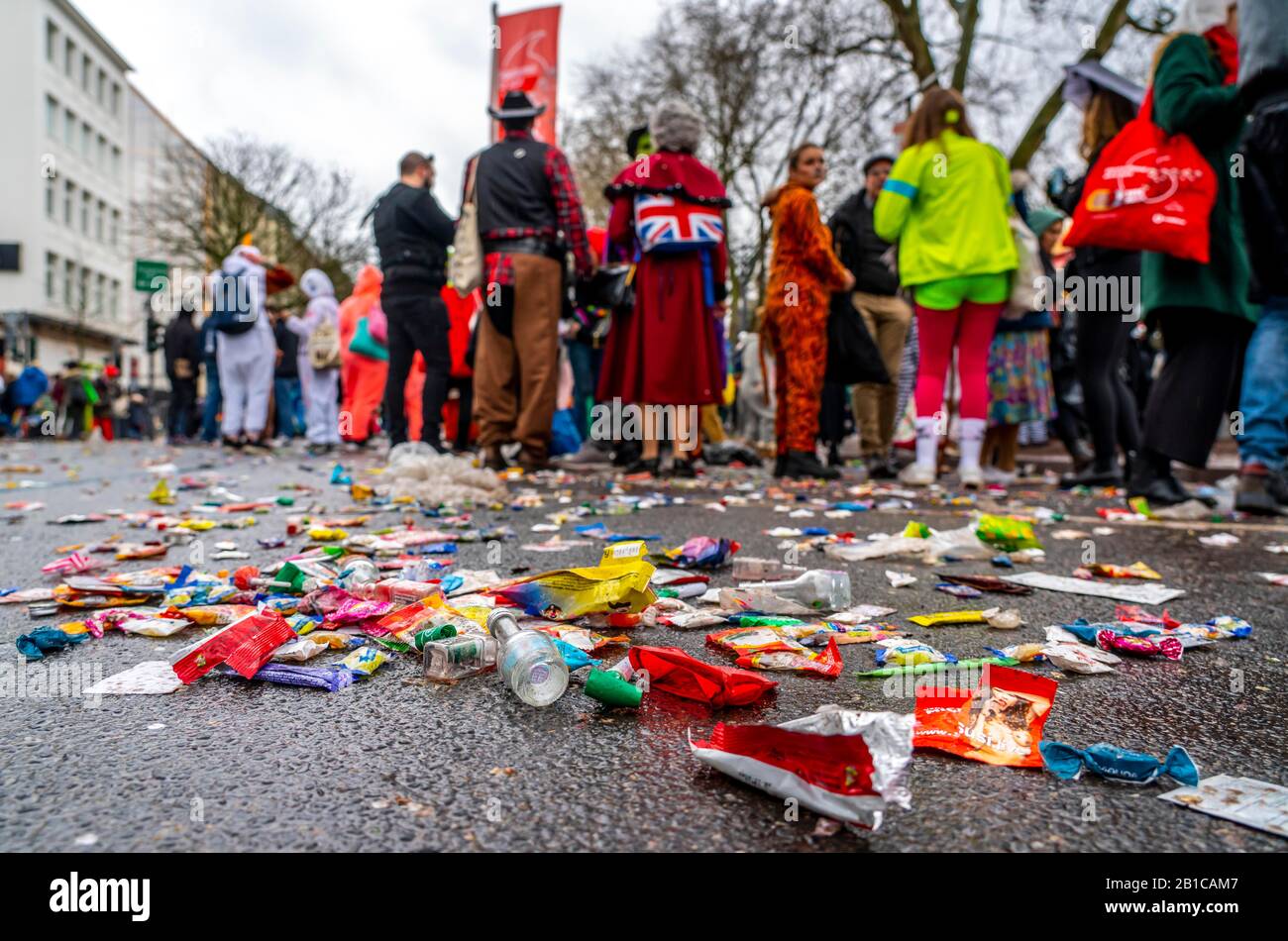 Rose Monday procession in DŸsseldorf, street carnival, garbage after ...