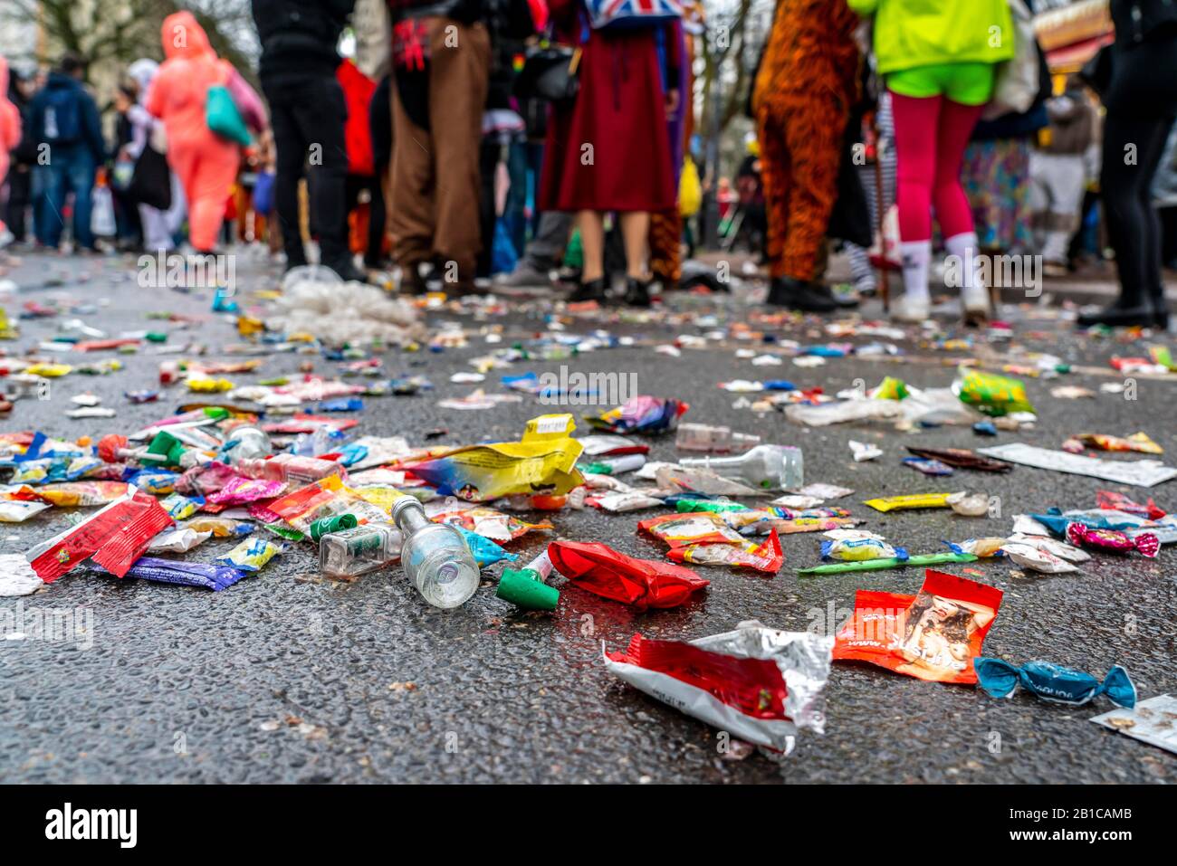 Rose Monday procession in DŸsseldorf, street carnival, garbage after ...