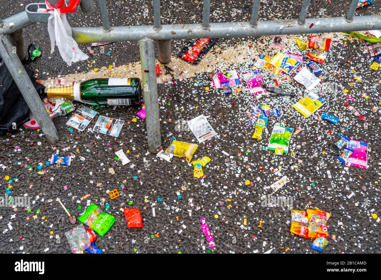 Rose Monday procession in DŸsseldorf, street carnival, garbage after ...