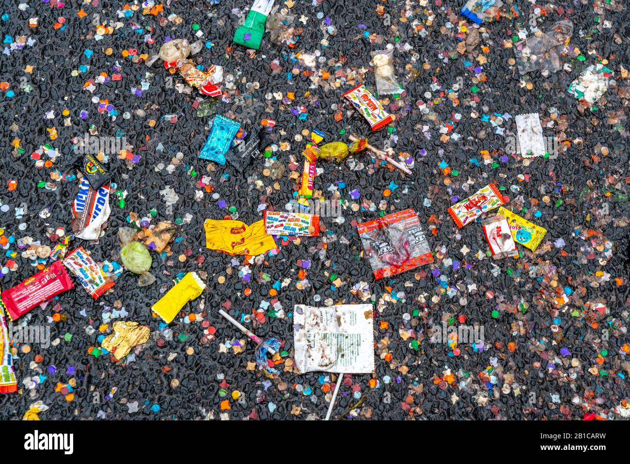 Rose Monday procession in DŸsseldorf, street carnival, garbage after ...