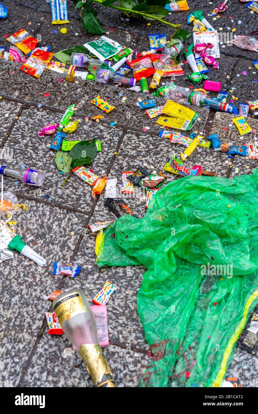 Rose Monday procession in DŸsseldorf, street carnival, garbage after ...