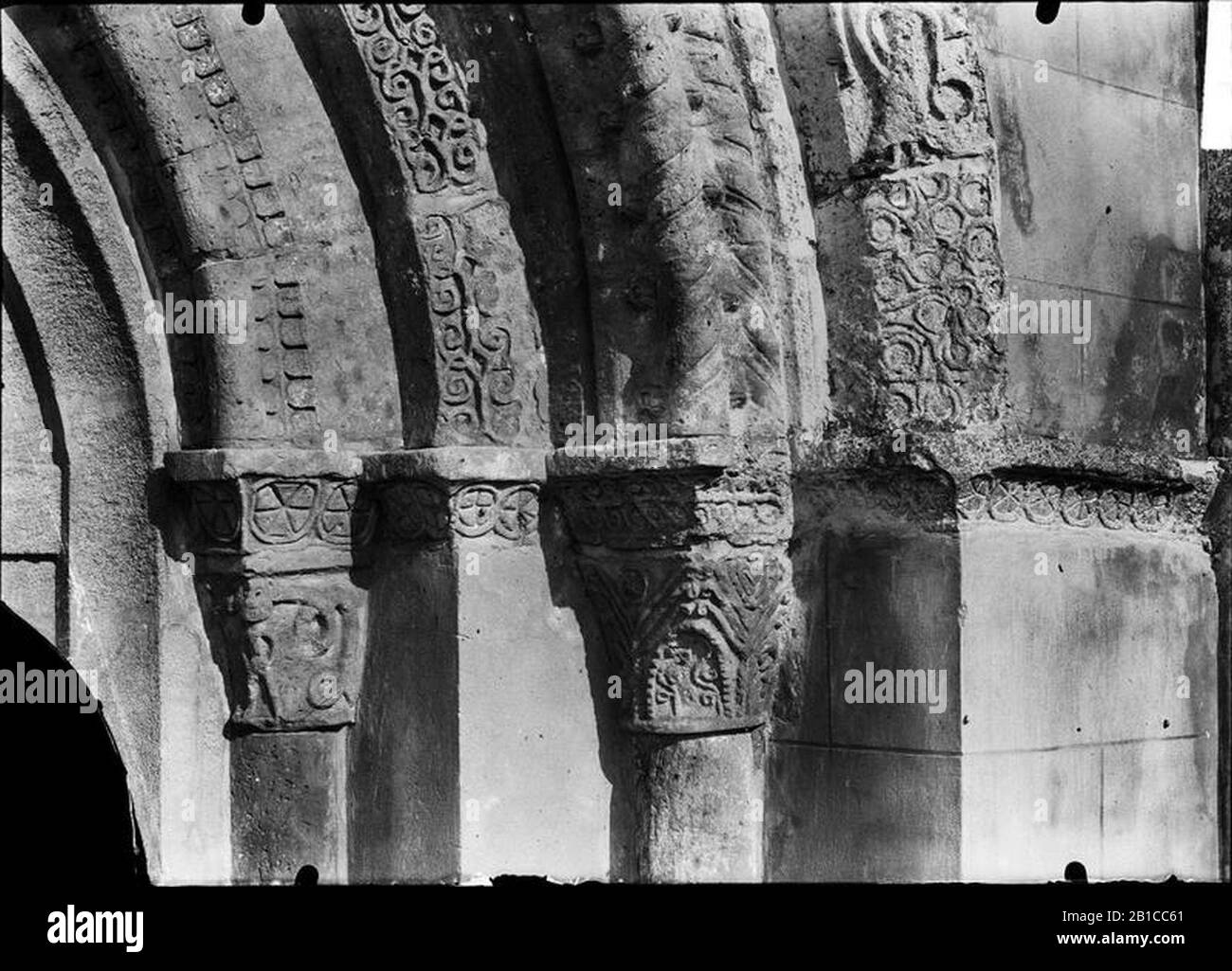 Gabarnac église ébrasure sud (Brutails Stock Photo - Alamy