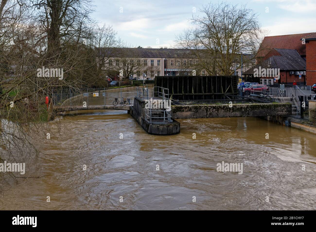 High water levels in River Avon at the Radial Gate, Chippenham ...