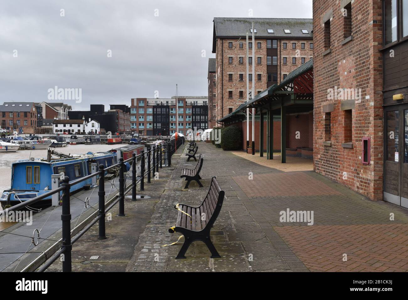 Bench city quays hi-res stock photography and images - Alamy