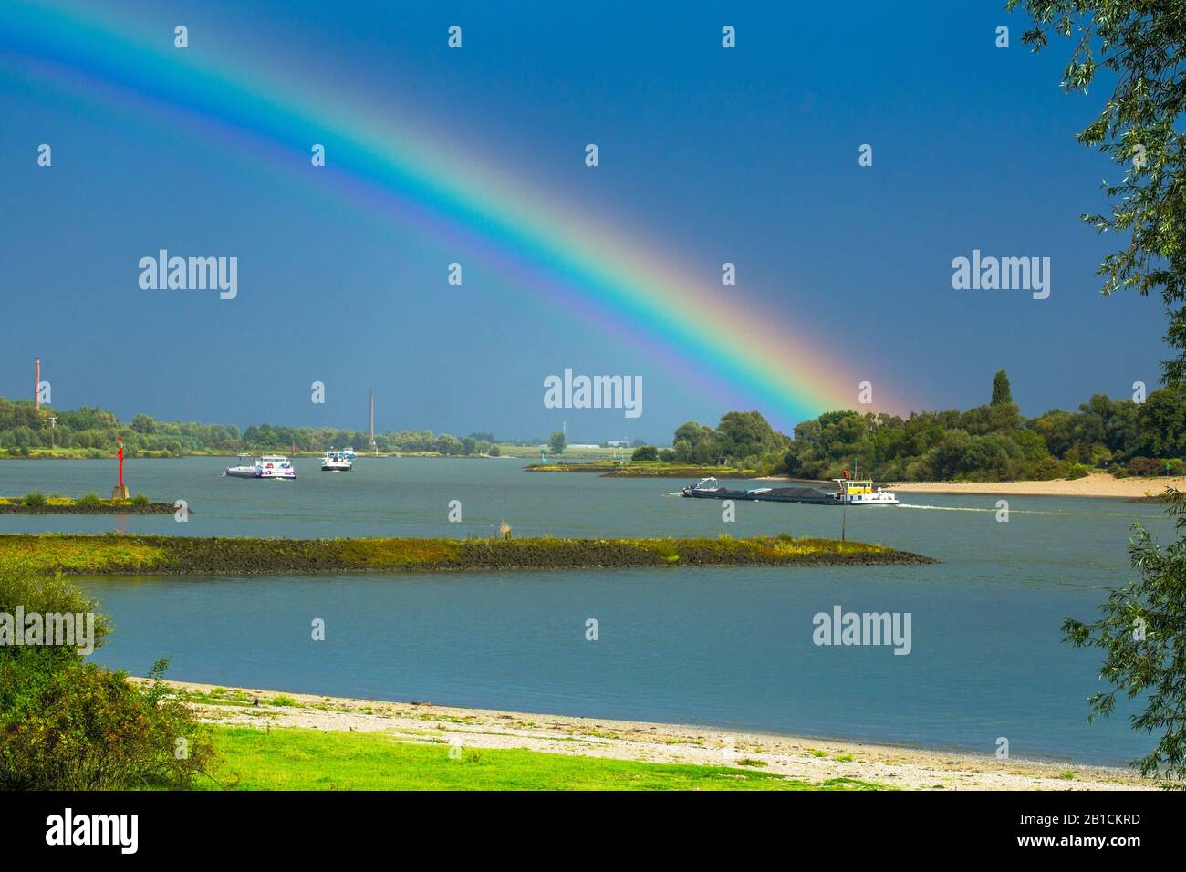 Rivers refraction hi-res stock photography and images - Alamy
