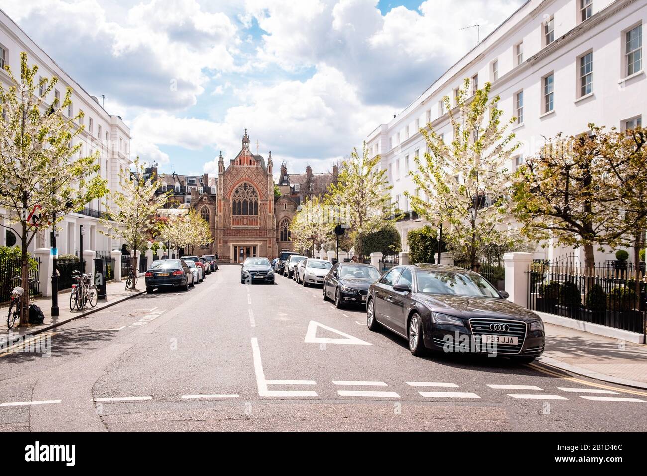 Street scene outside a church in Knightsbridge, London, England Stock ...