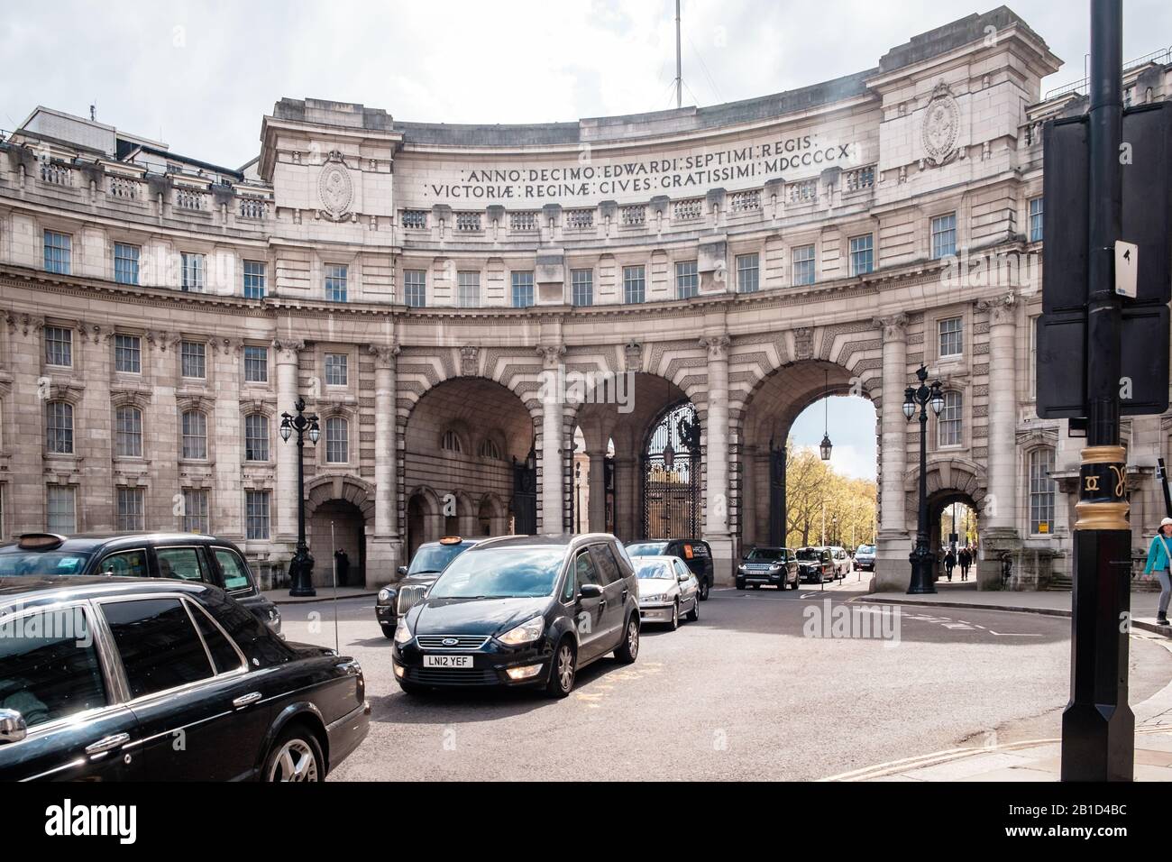 Historic Admiralty Arch between The Mall and Trafalgar Square, London ...