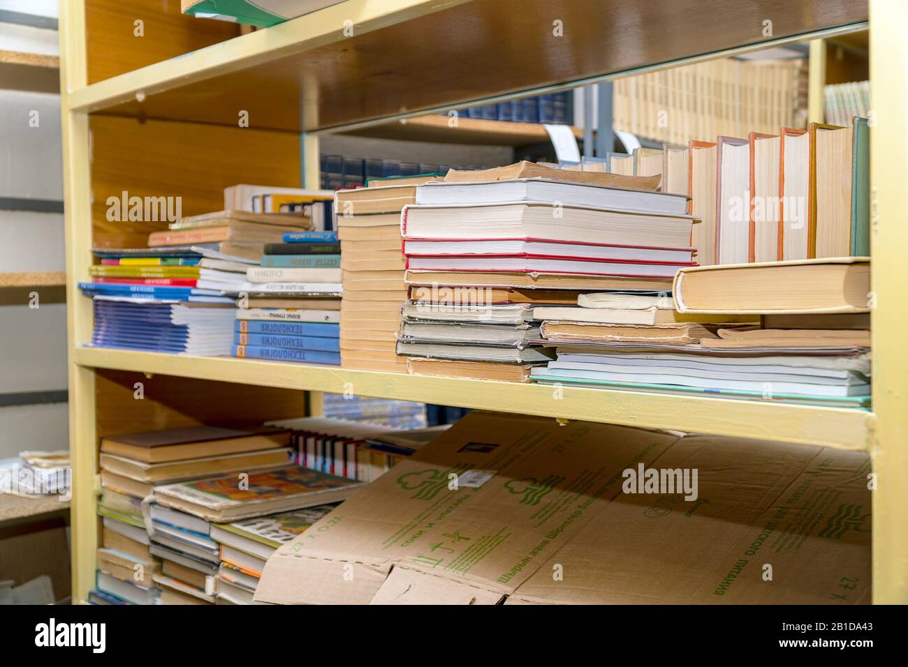 Encyclopedias in shelf hi-res stock photography and images - Alamy