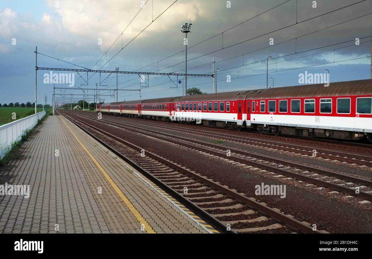 Train station platform Stock Photo - Alamy