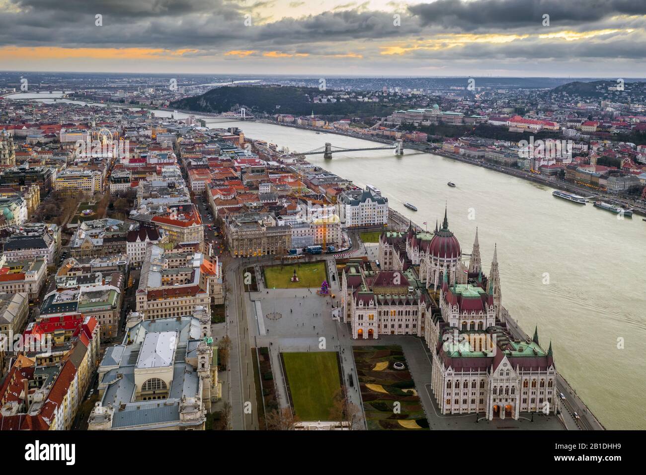 Kossuth palace hi-res stock photography and images - Alamy