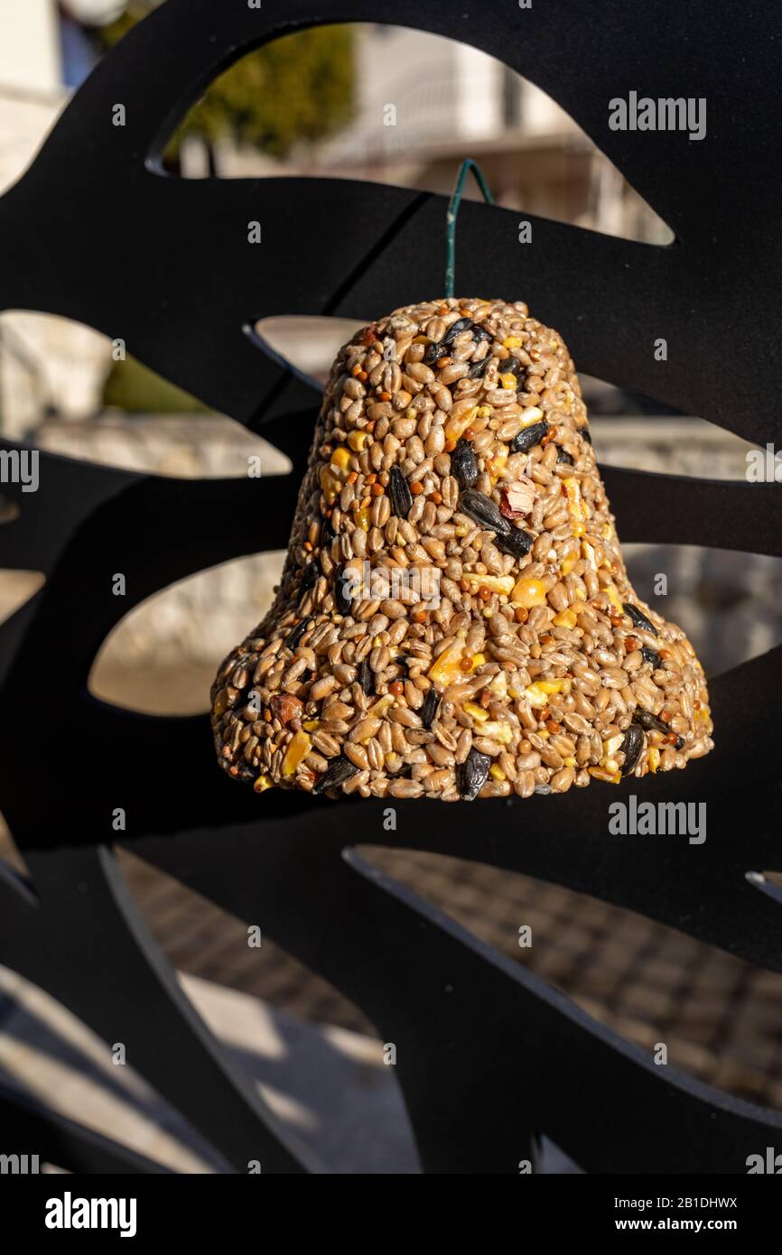 Bell from various grains, a delicacy for all the birds in the garden ...