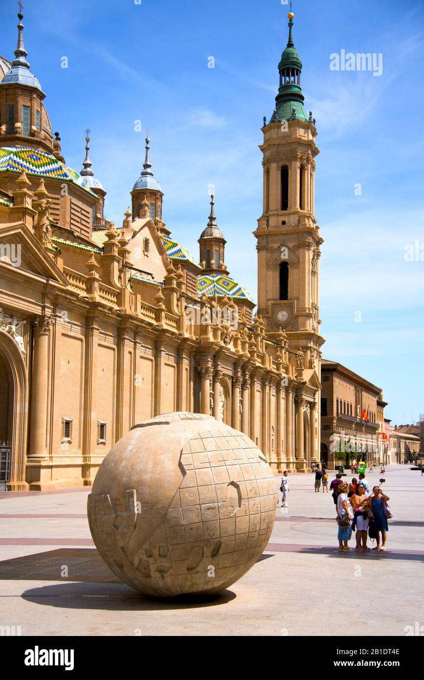 ZARAGOZA, SPAIN - AUGUST 19, 2017: Tourists at the Plaza del Pilar ...