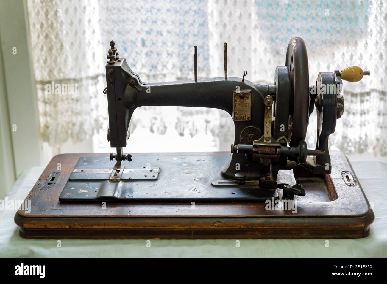 Still life antique sewing machine hi-res stock photography and images ...