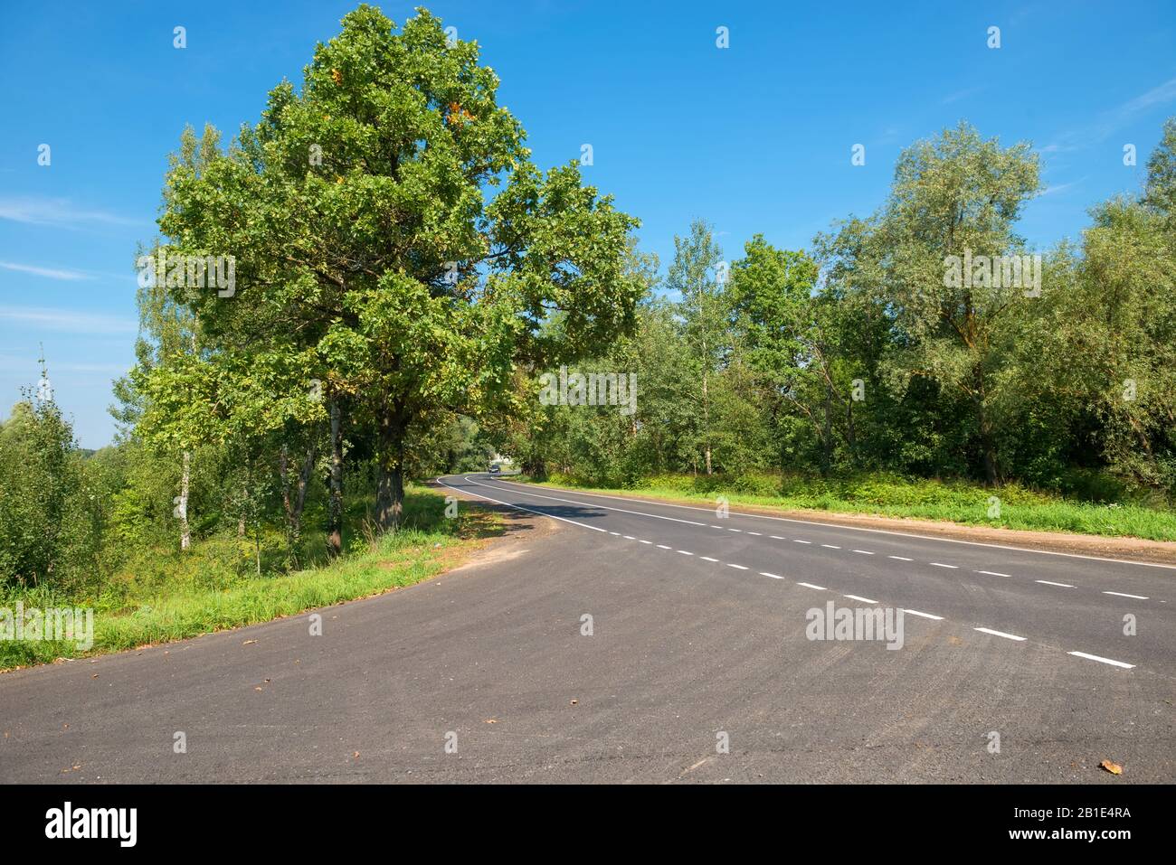 Straight path through city hi-res stock photography and images - Alamy