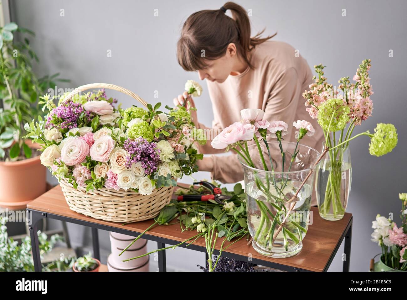 Education in the school of floristry. Master class on making bouquets ...