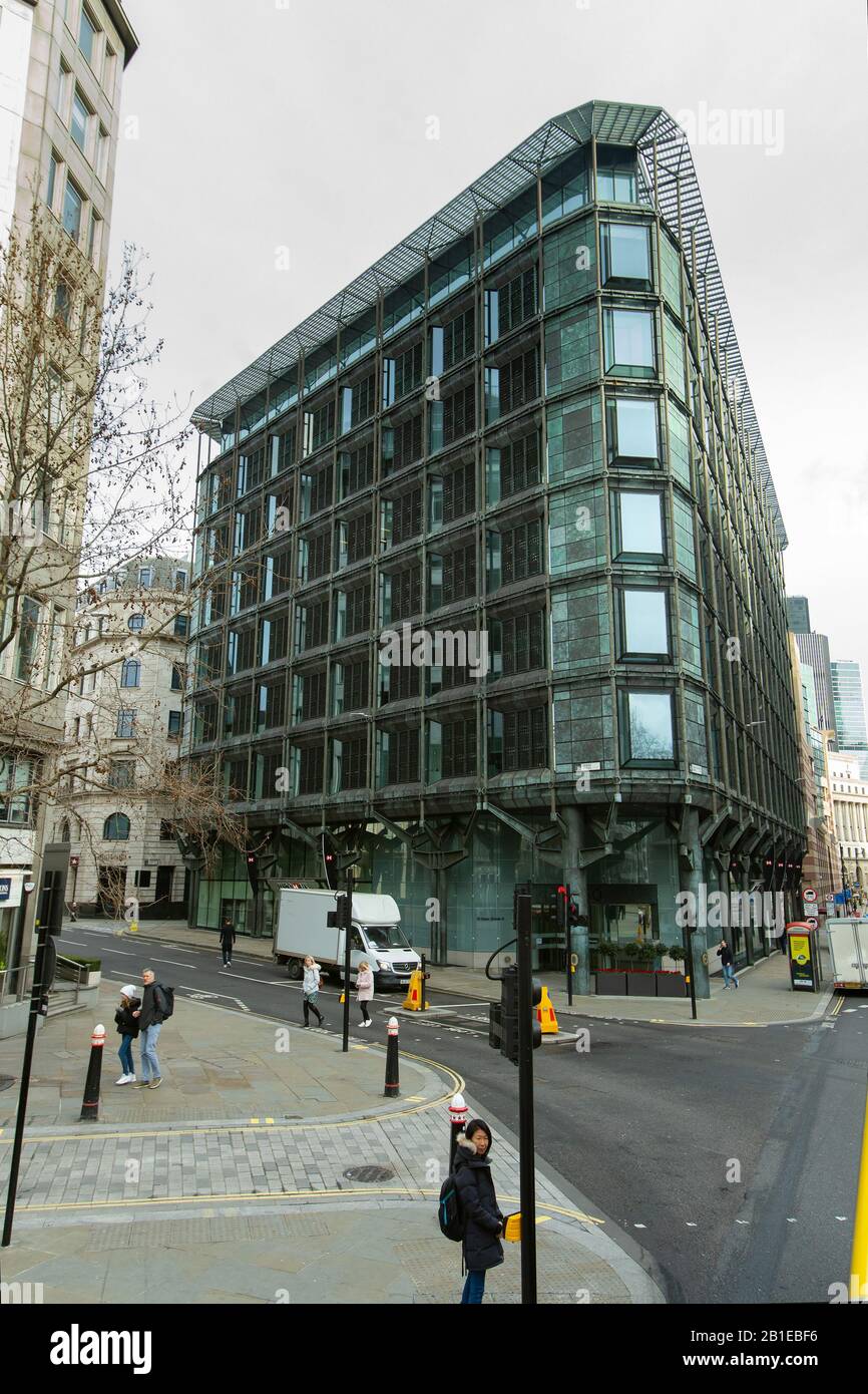 View of a beatifull sample of traditional English building Stock Photo ...