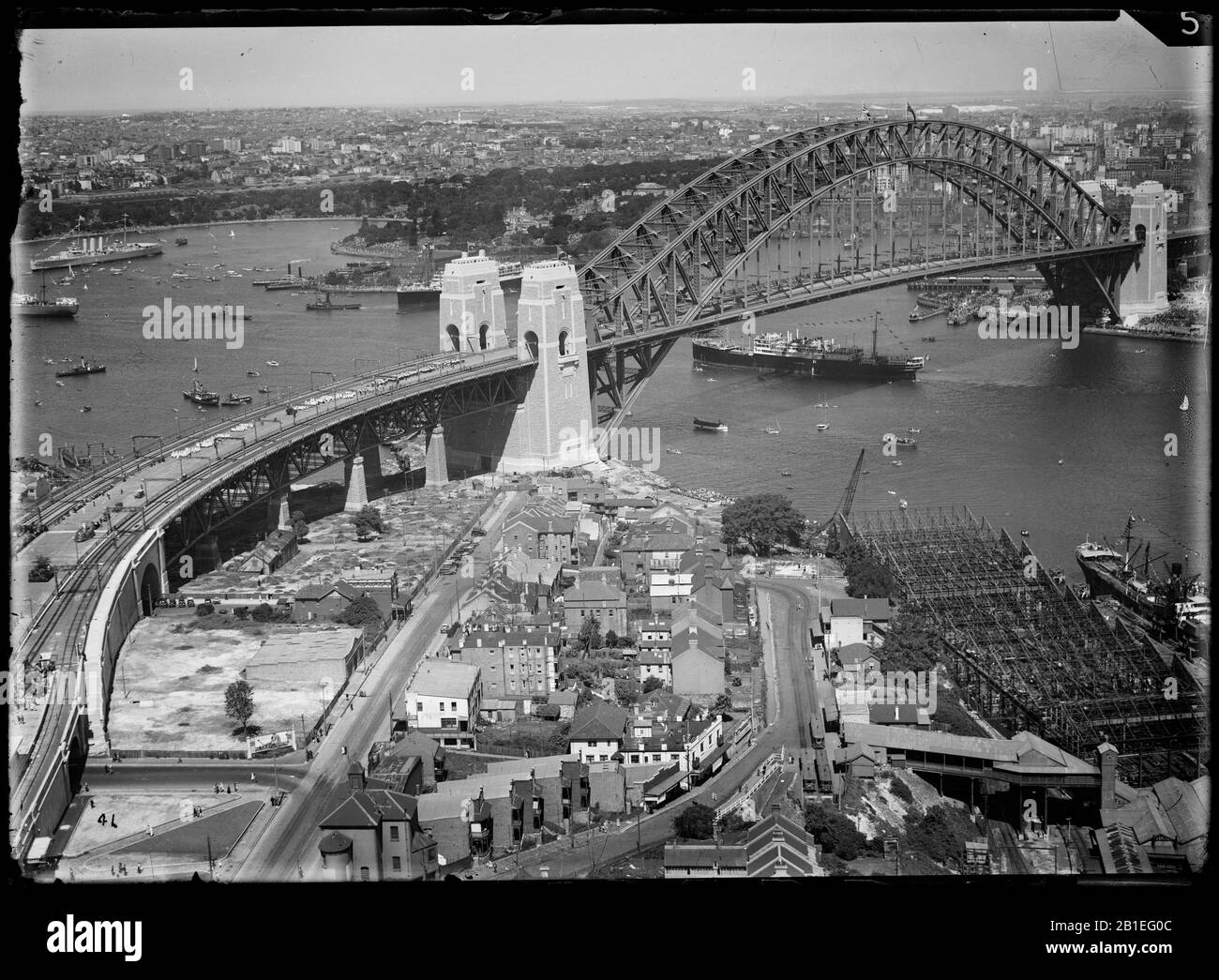Sydney harbour bridge old construction hi-res stock photography and ...