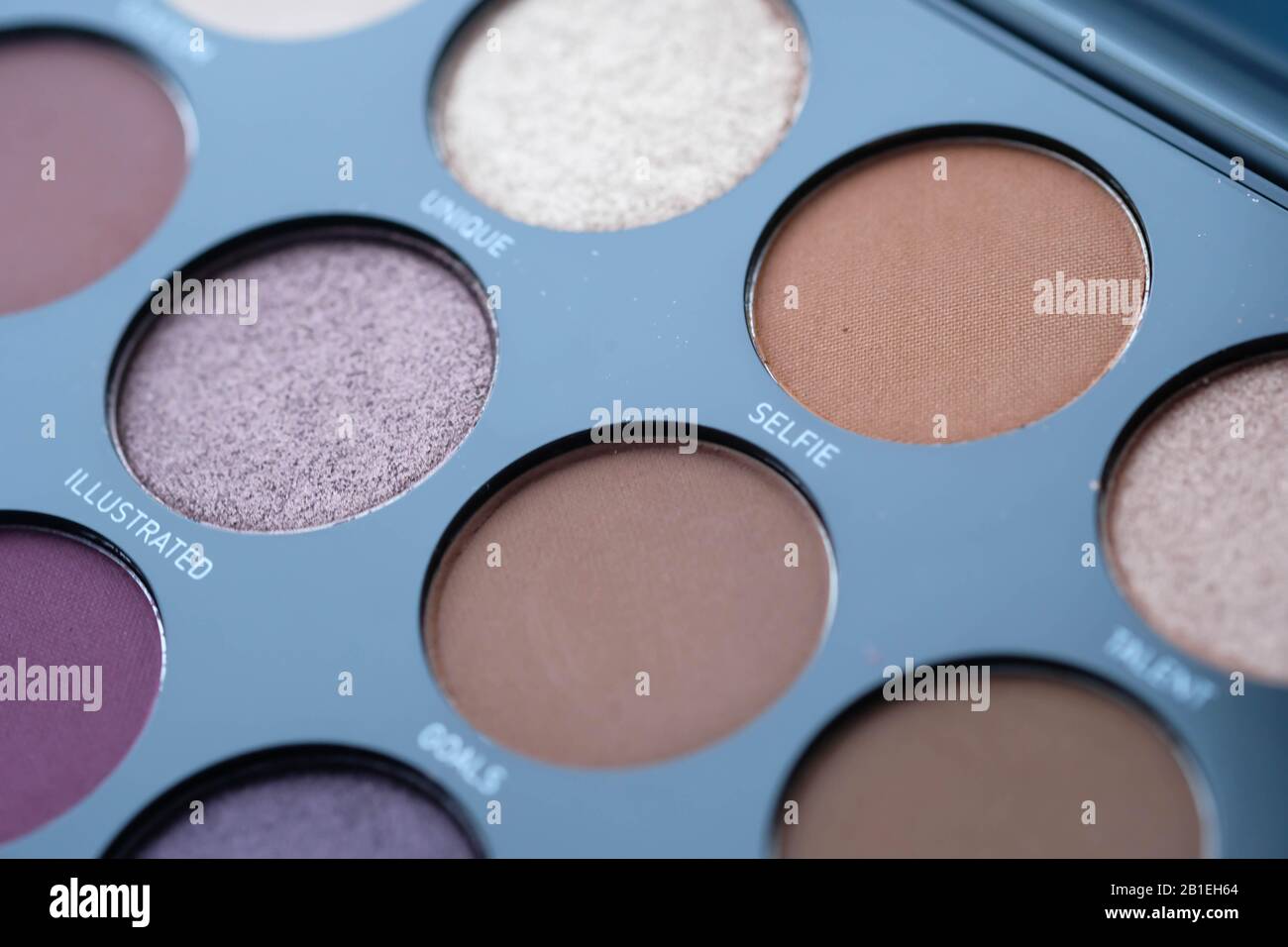 Gold eyeshadow hi-res stock photography and images - Alamy