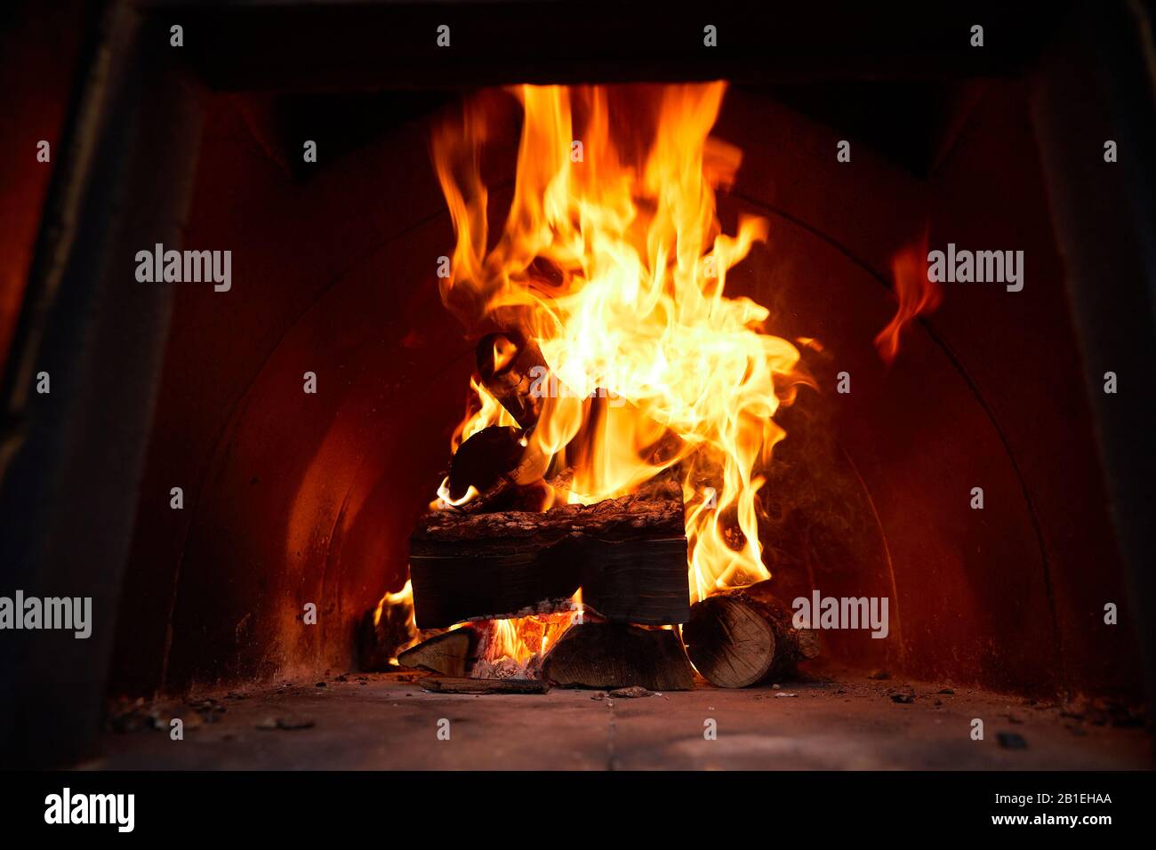 Pile of burning logs by night hi-res stock photography and images - Alamy