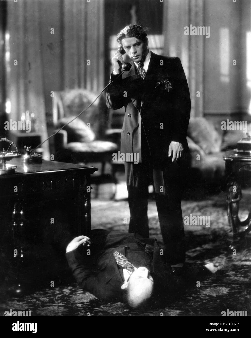 PAUL MUNI as Tony Camonte and a dead VINCE BARNETT as Angelo in ...