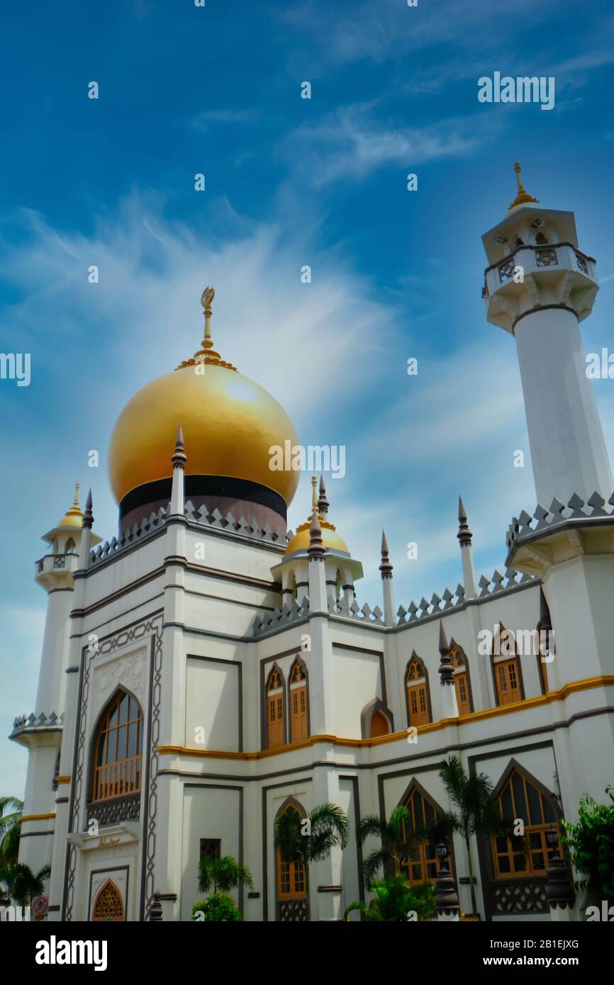 Masjid Sultan Mosque Singapore against blue sky Stock Photo - Alamy