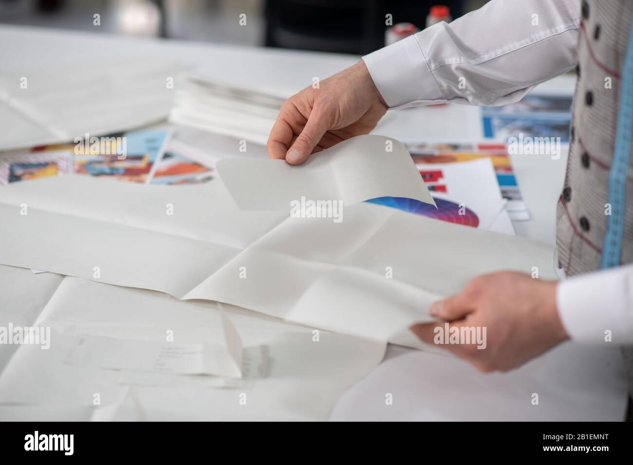 Holding pattern hi-res stock photography and images - Alamy