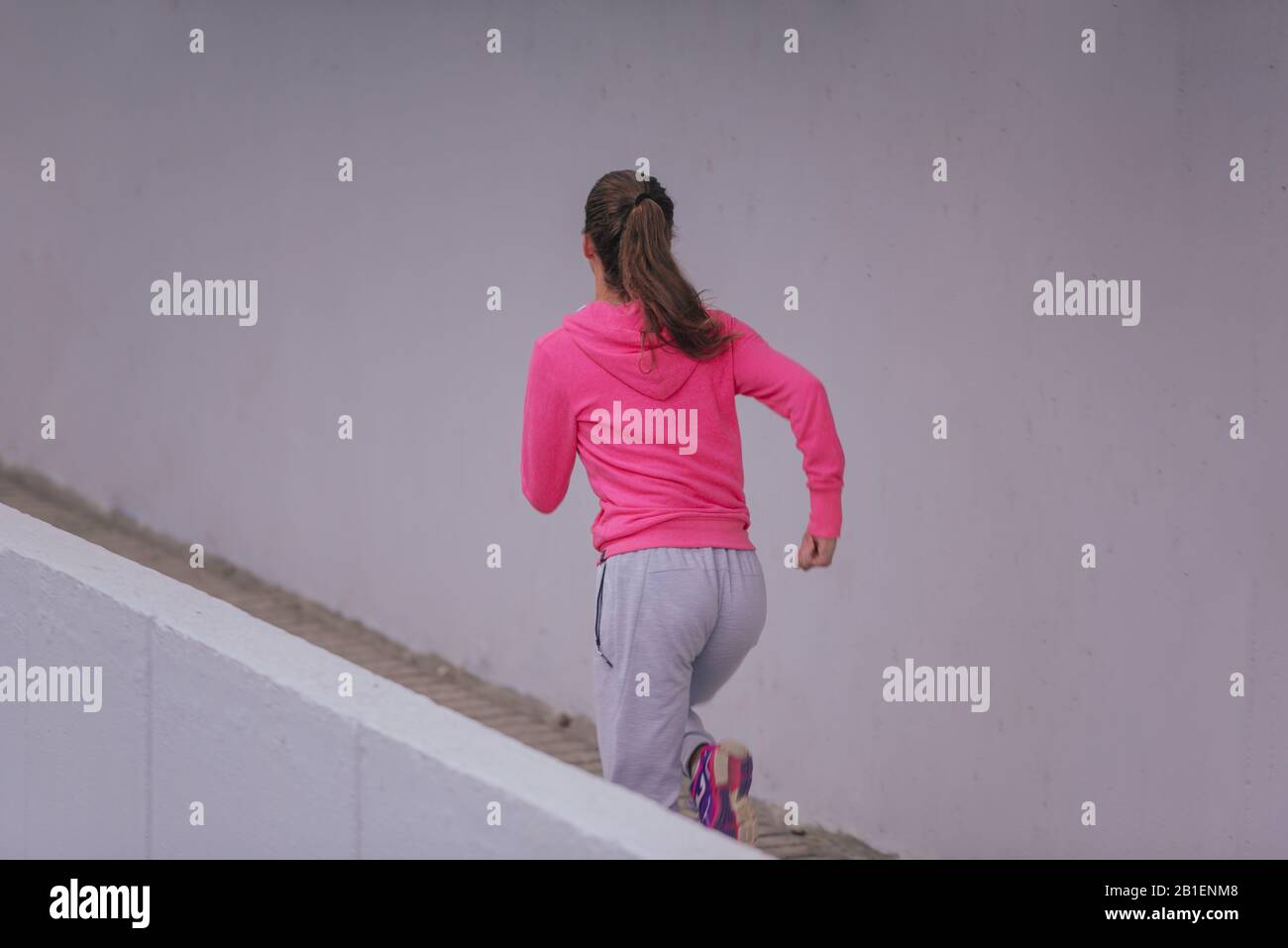 Healthy lifestyle athlete dressed in training clothes exercising Stock ...