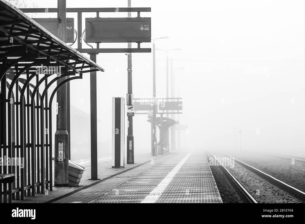 Empty train station platform hi-res stock photography and images - Alamy