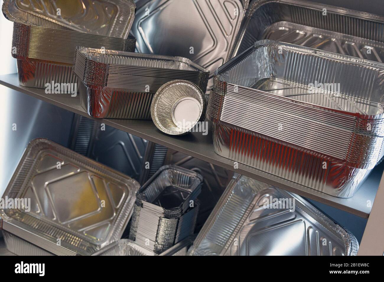Various disposable containers for aluminium foil food products. Food ...